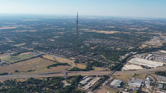 Views from a 1400ft tower to another tower during the work - 9GAG