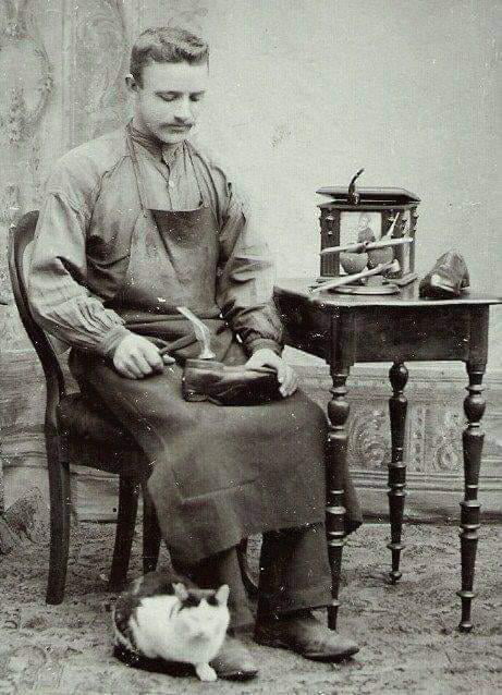 A shoemaker from 1850. (461×638) - 9GAG
