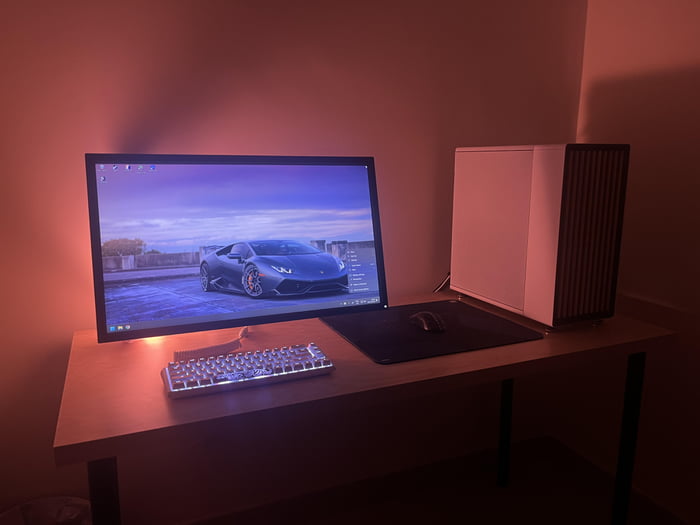Minimalist gaming setup - 9GAG
