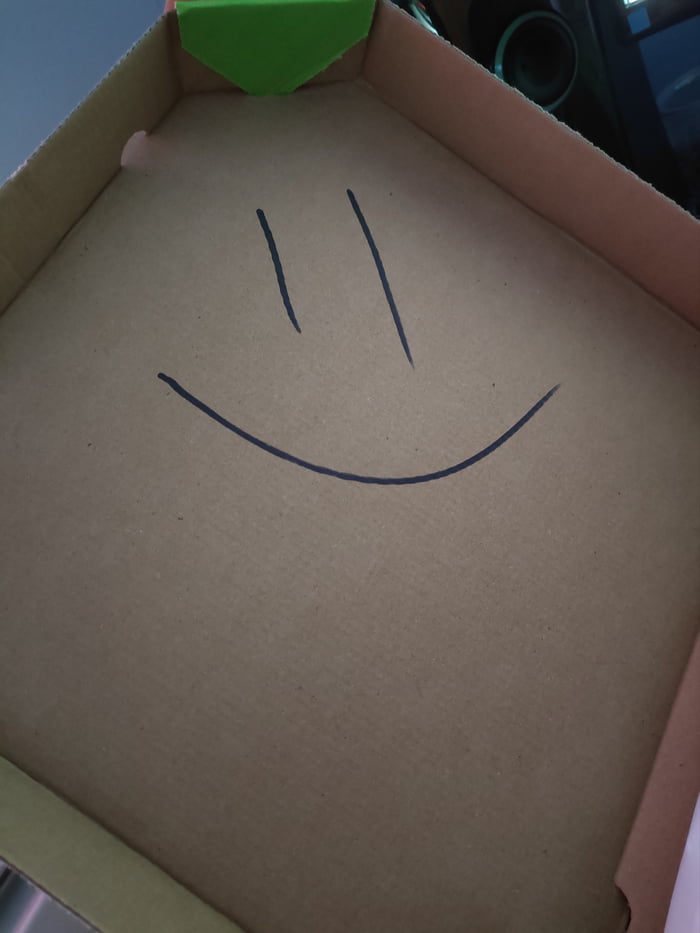 I ordered a pizza from my usual place and they drawn a smile on the box ...