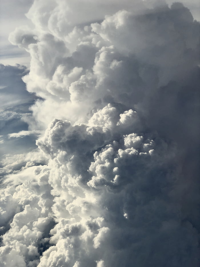 A really cool cloud I photographed while flying! - 9GAG
