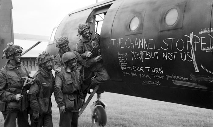 Camouflaged British paratroopers having a good time reading slogans ...