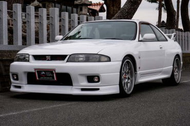 Here is a white r33 skyline gt-r. - 9GAG