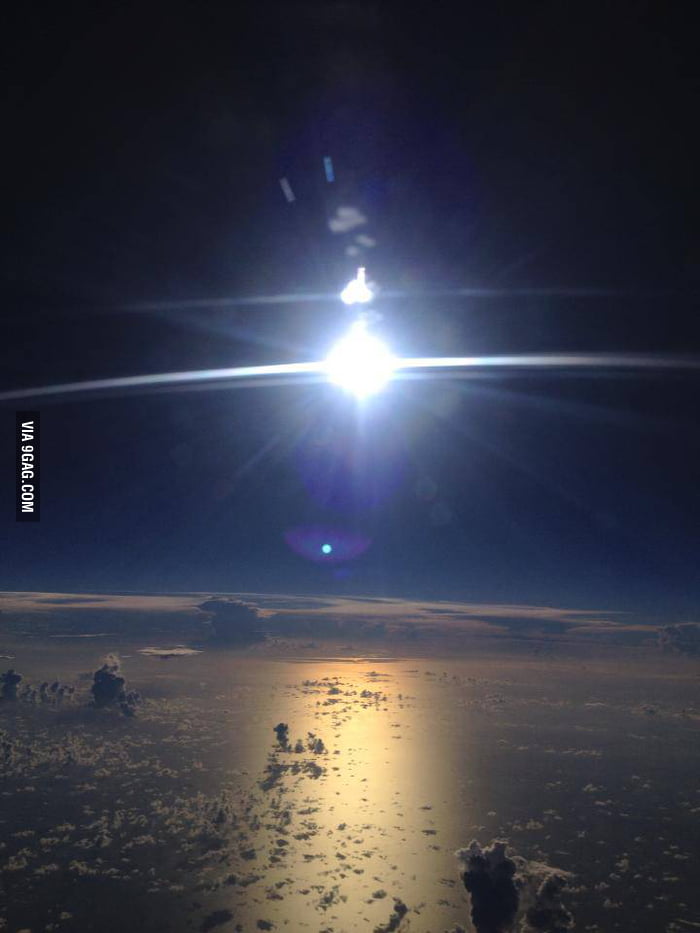 Took this photo at 45,000 feet - 9GAG