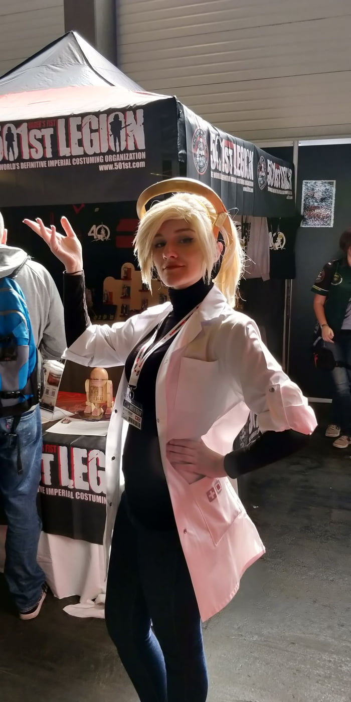 Simple but cool Mercy cosplay at FACTS Belgium. (idk who this is tho ...