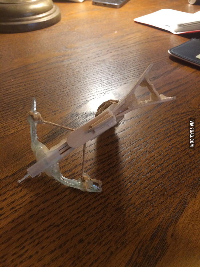 The makeshift micro crossbow……only 5 cm! - 9GAG