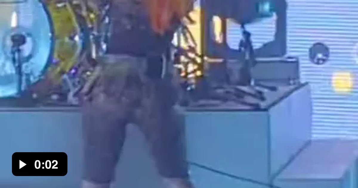 Hayley Williams bending over in a mini-skirt - 9GAG