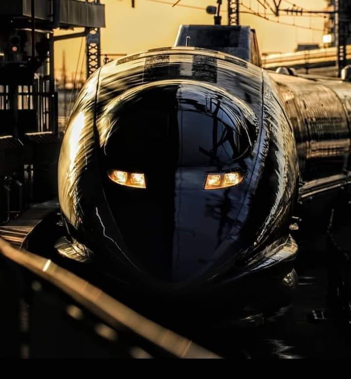 Japanese train at Shin-Osaka Station looking like a snake - 9GAG