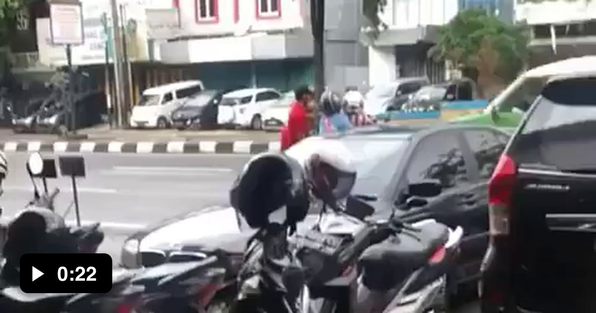 Tukang parkir liar mau minta duit gk dikasih, malah mau ajak berantem. Kejadian Medan. - 9GAG
