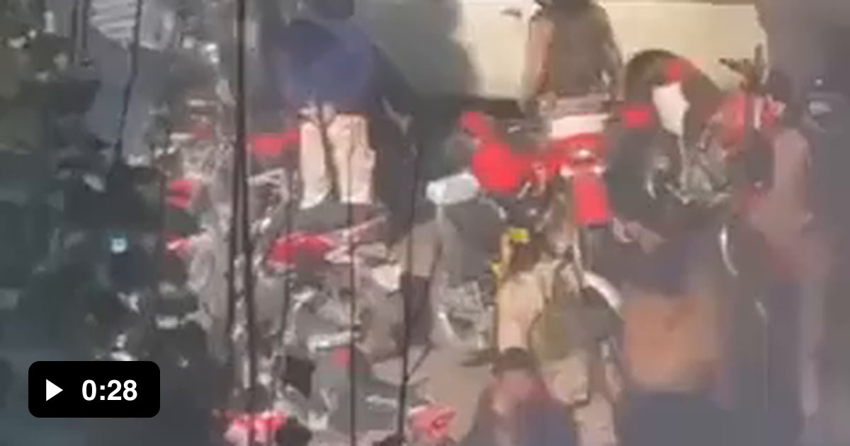 Iran, clumsy police can't even vandalize - 9GAG