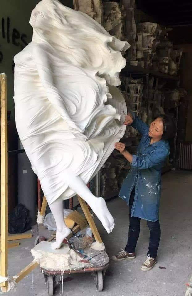 The flow of this sculpture - Artist: Luo Li Rong - 9GAG