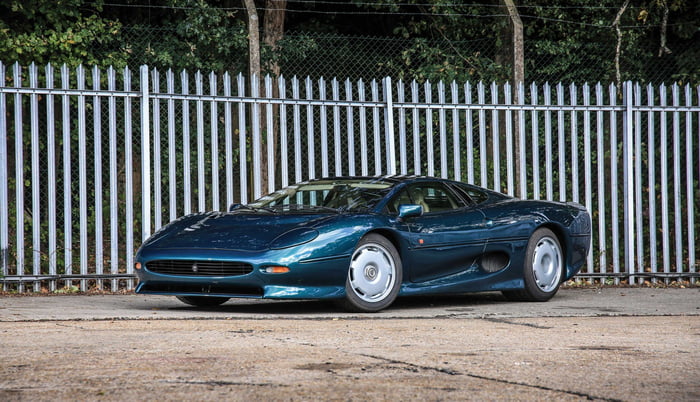 Jaguar XJ220 in all its blue beauty.. - 9GAG