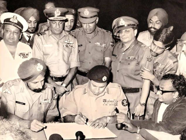 Gen AAK Niazi(Pak) signing Instrument of surrender in presence of Lt ...