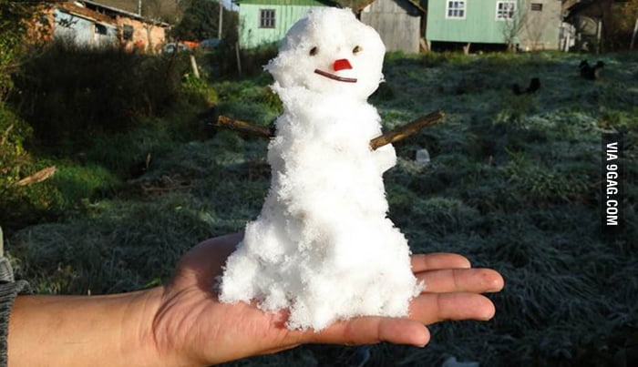That's a Brazilian snowman. - 9GAG