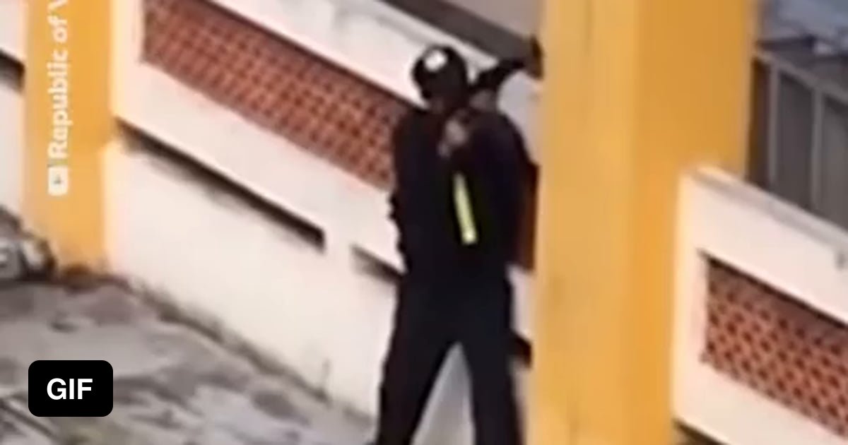 Unusual way to Enter a Building used by Vietnamese Police - 9GAG