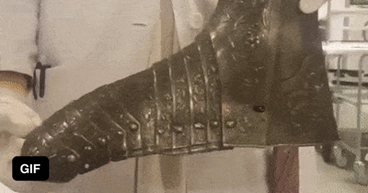 The flexibility of a medieval knight's armor - 9GAG