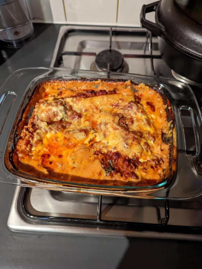 Lasagna... looks kinda fugly but tastes incredible - 9GAG