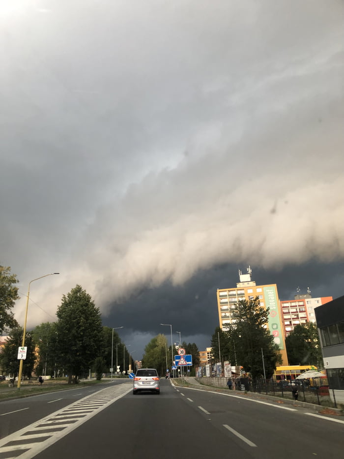 Shelf cloud over my city looking scary - 9GAG