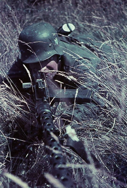 A German soldier with a machine gun MG.13 "Dreyse" on the Eastern Front ...