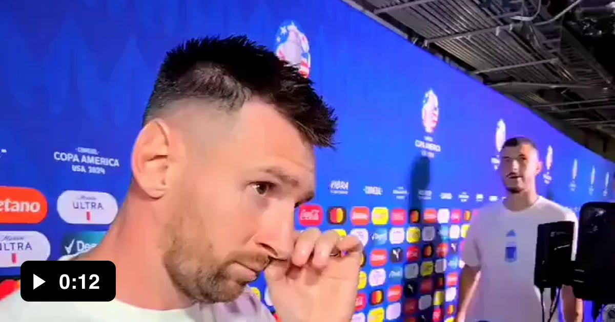 Emi Martinez kissing Leo Messi on the neck after yesterday's game - 9GAG