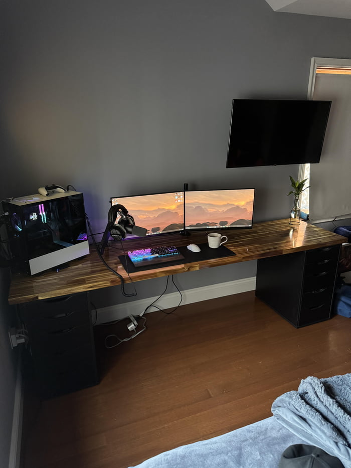 Took y’all advice and got another monitor! Any recommendations to fill up the right side? - 9GAG