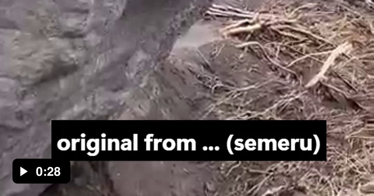 (Relatively) small rock flying 8km away during recent semeru eruption ...