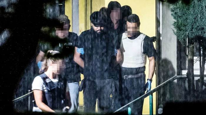 Special Forces storm asylum home. Suspect arrested. IS claims ...