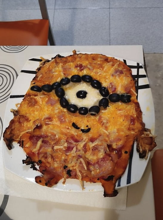 A pitiful attempt at minion pizza - 9GAG