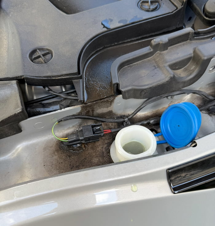 Dumbest place for a rain overflow, direct on an electric connector ...