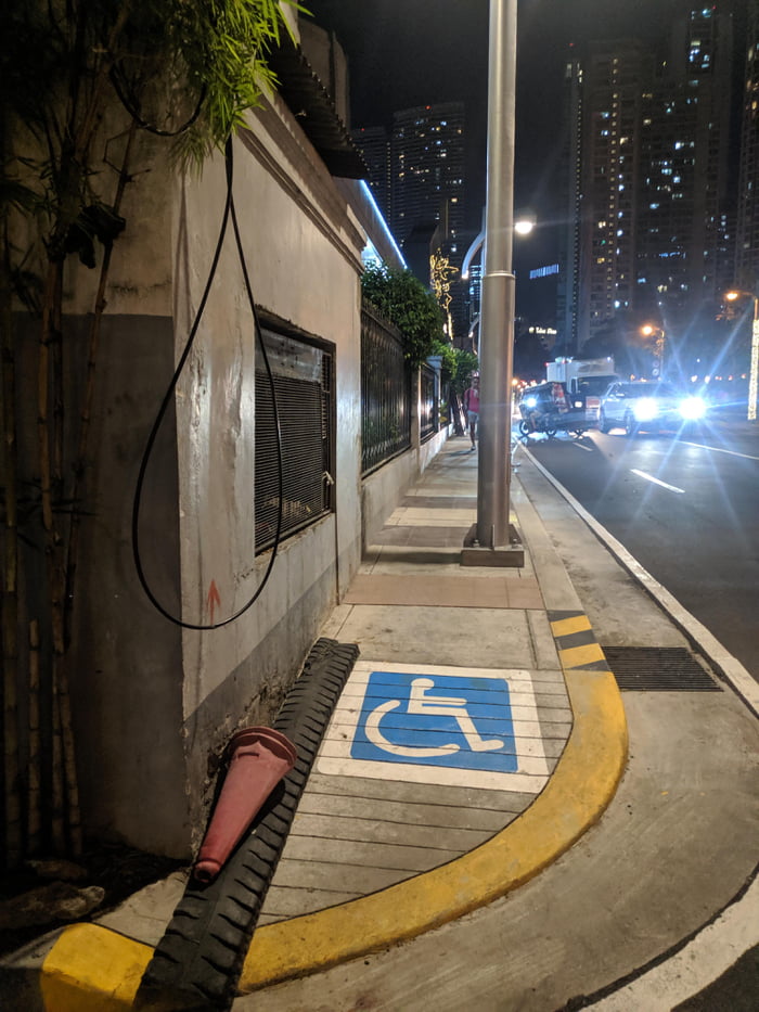 A PWD ramp that leads to a pole - 9GAG