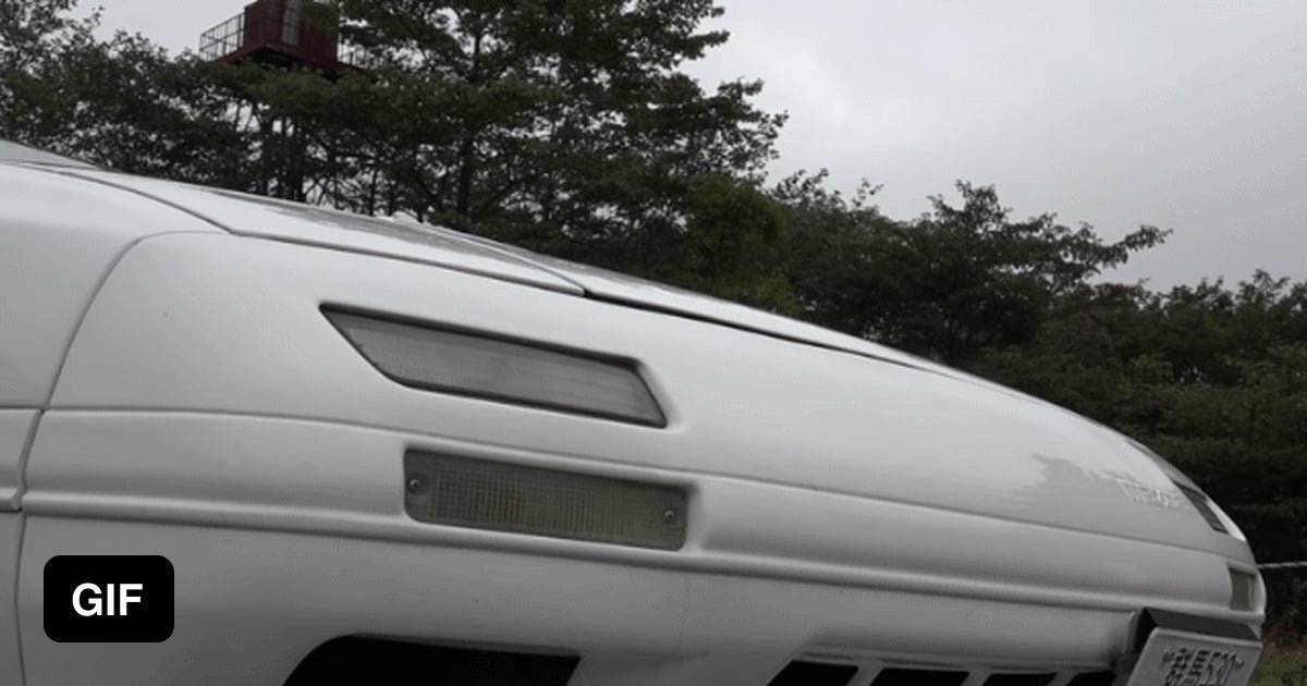 Pop-up headlights of a Mazda RX-7 (FC) - 9GAG