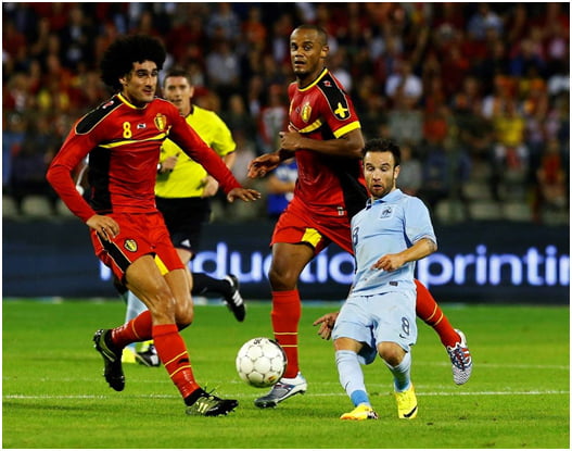 This 'midget' football player - 9GAG