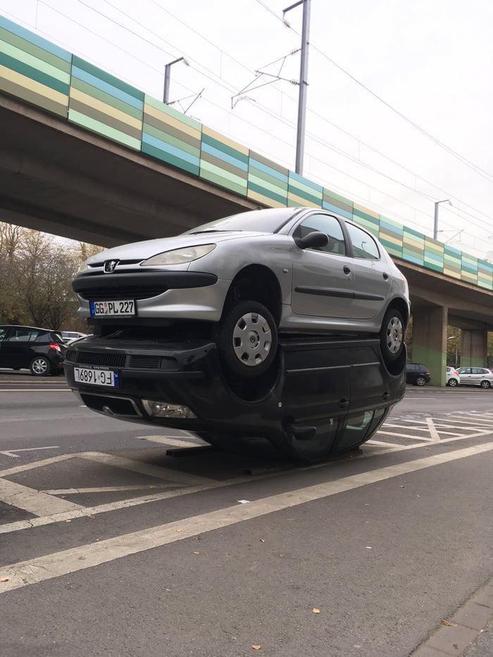 Two cars mating - 9GAG