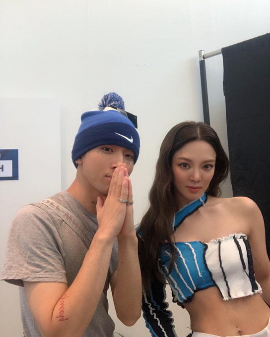 New pic of SNSD's Hyoyeon with Loopy backstage from their "DESSERT" live performance - 9GAG