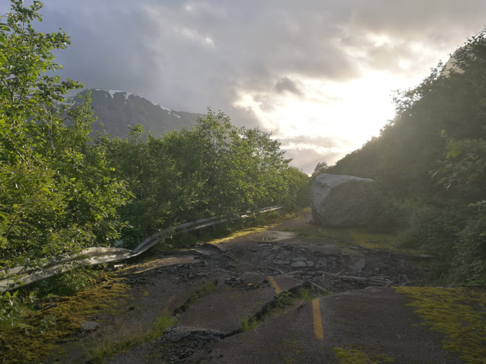 May you admire this semi-post apocalyptic piece of scenery as much as I ...