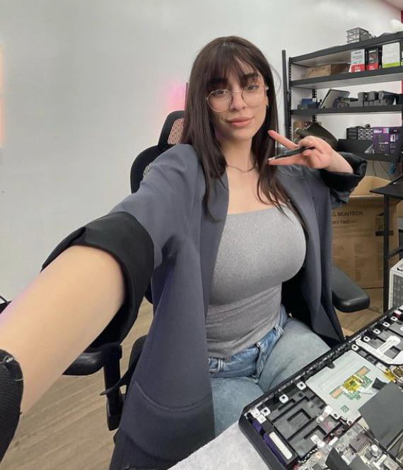 She can build a computer for me anytime - 9GAG