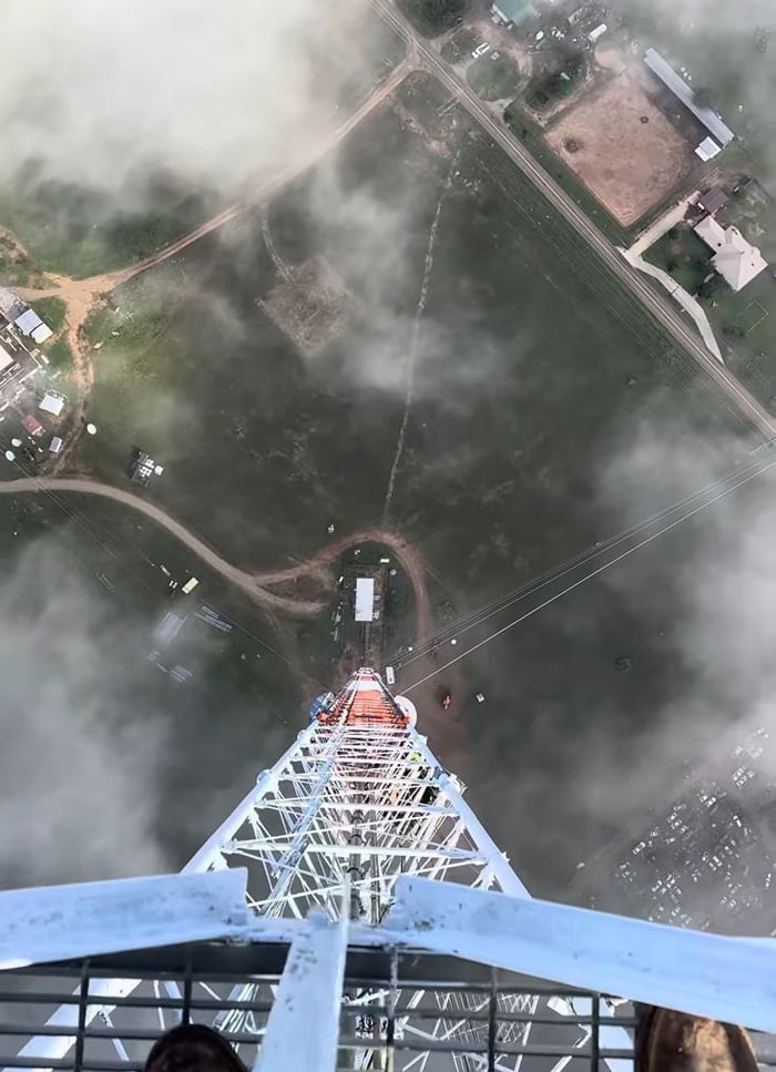 Working on a 2000 ft Tower over the Clouds - 9GAG