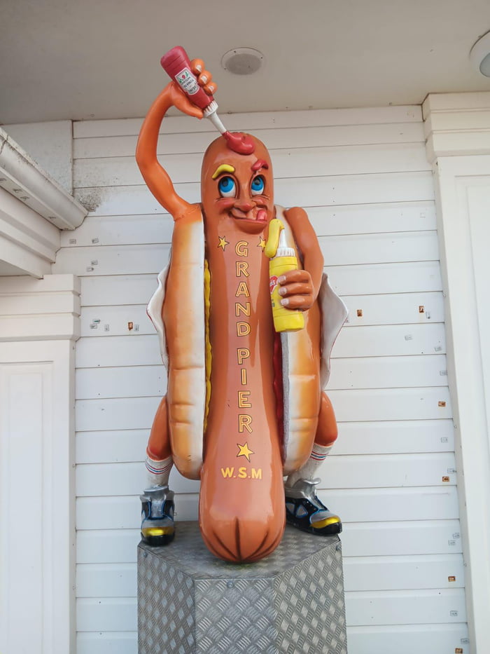 The self cannibalising hot dog man isn't real. He can't get you. - 9GAG