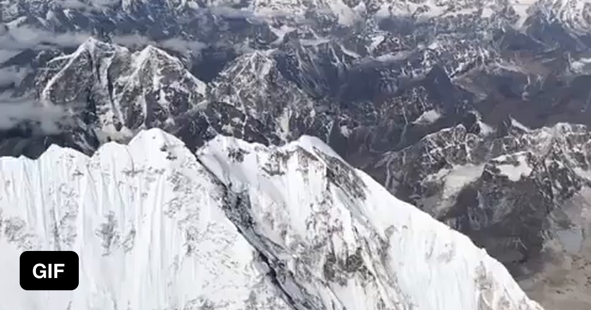 Clear 360 degree view from the summit of Mount Everest. - 9GAG