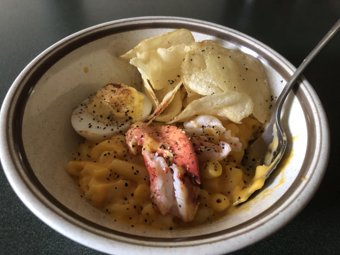 Leftover Gold! Mac and cheese, deviled egg, potato chips, and some lobster (with pepper) - 9GAG