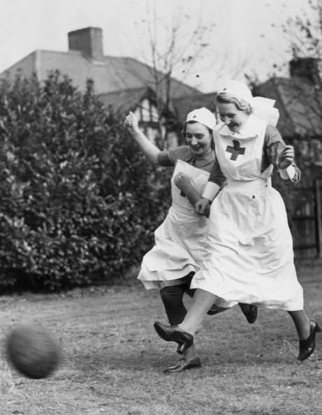 Red Cross nurses playing football in 1939 England - 9GAG