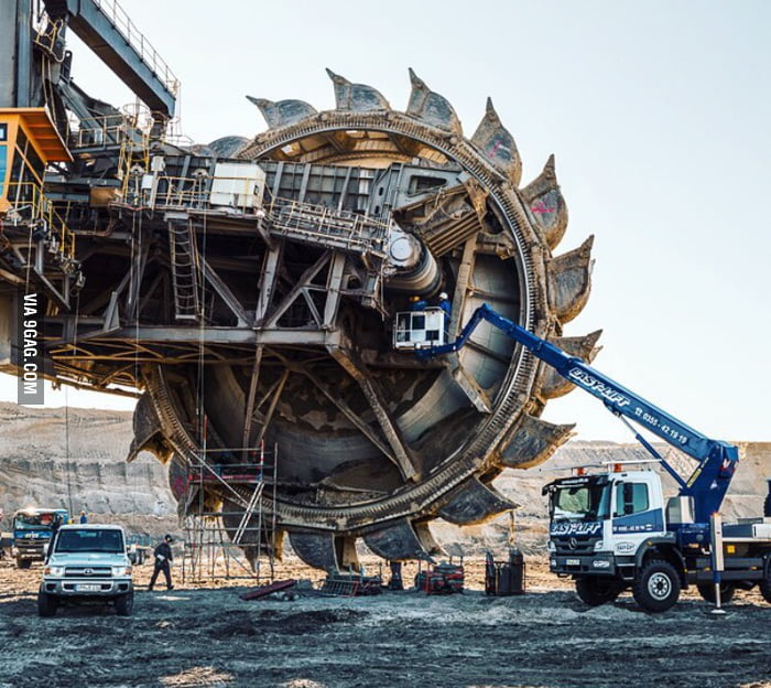 A massive cutting wheel for digging coal from lignite mine. - 9GAG