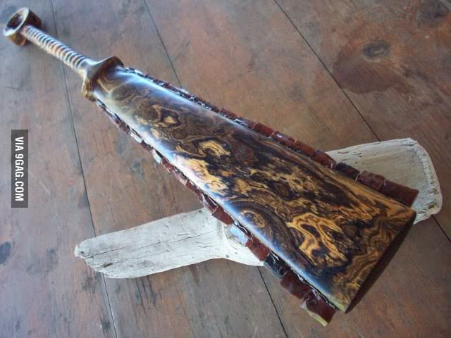 A reproduction Aztec sword (Macuahuitl) - 9GAG