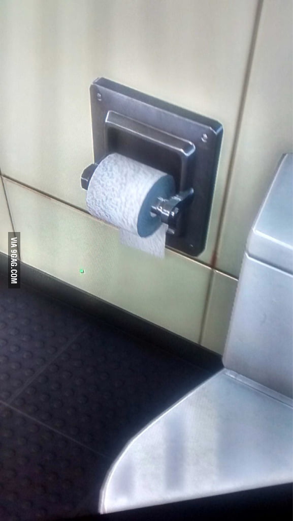 Fallout puts the toilet paper on the wrong way around - 9GAG