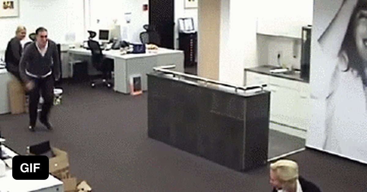 Fun at the office when the boss is gone - 9GAG