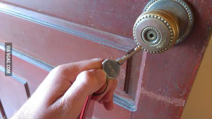 This keyhole is circular. - 9GAG