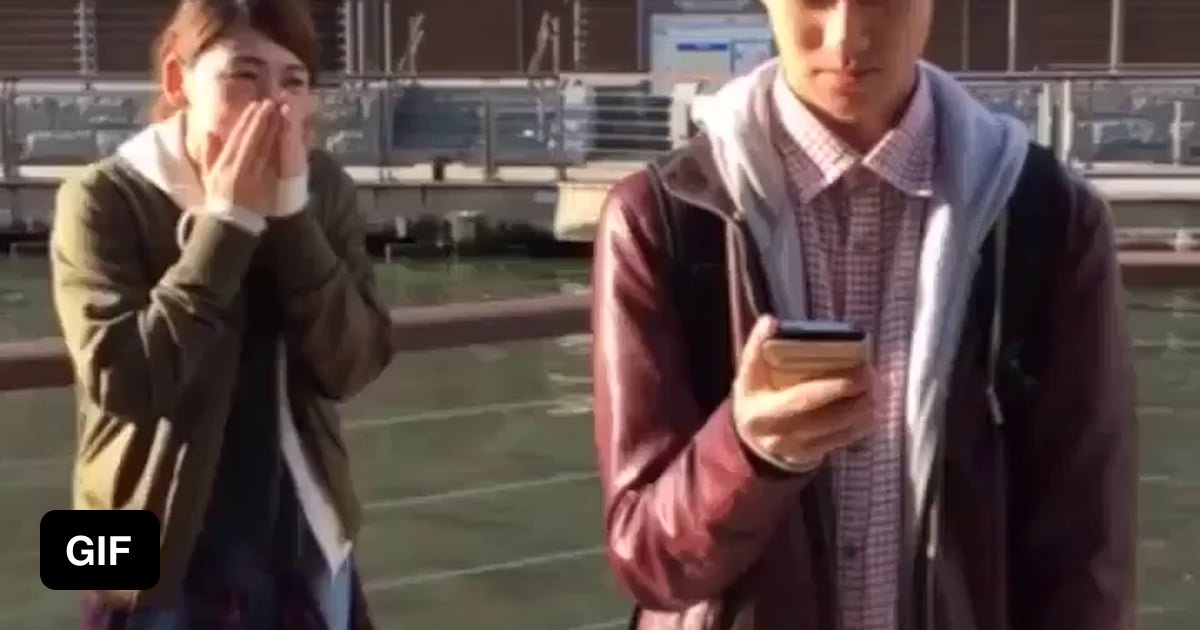 Tapping the other shoulder, a classic prank - 9GAG