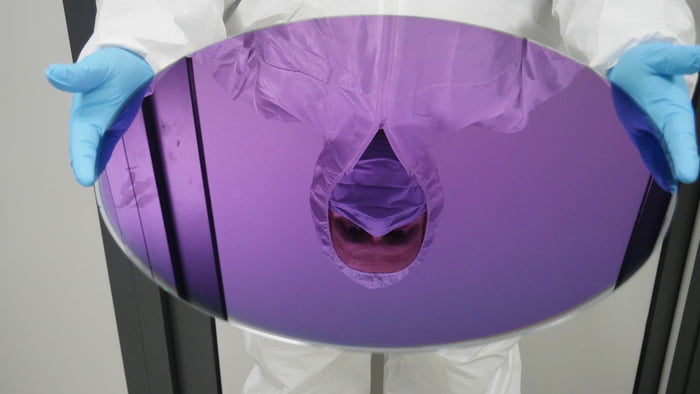 Picture of a 450 mm silicon wafer with 1% uniform TiO2 thin film of 300 ...