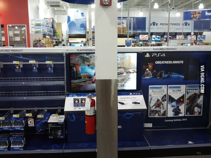 They did a great job setting up their PS4 display… - 9GAG