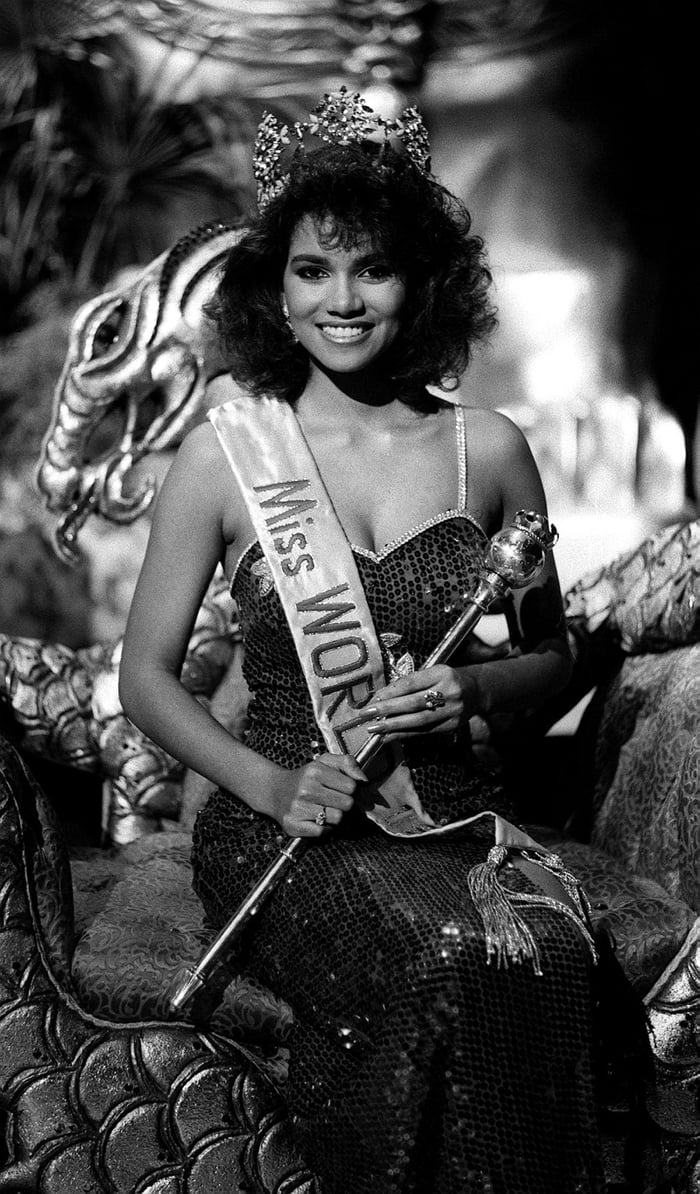 Miss USA, 20 year old student Halle Berry, crowned at the dress ...